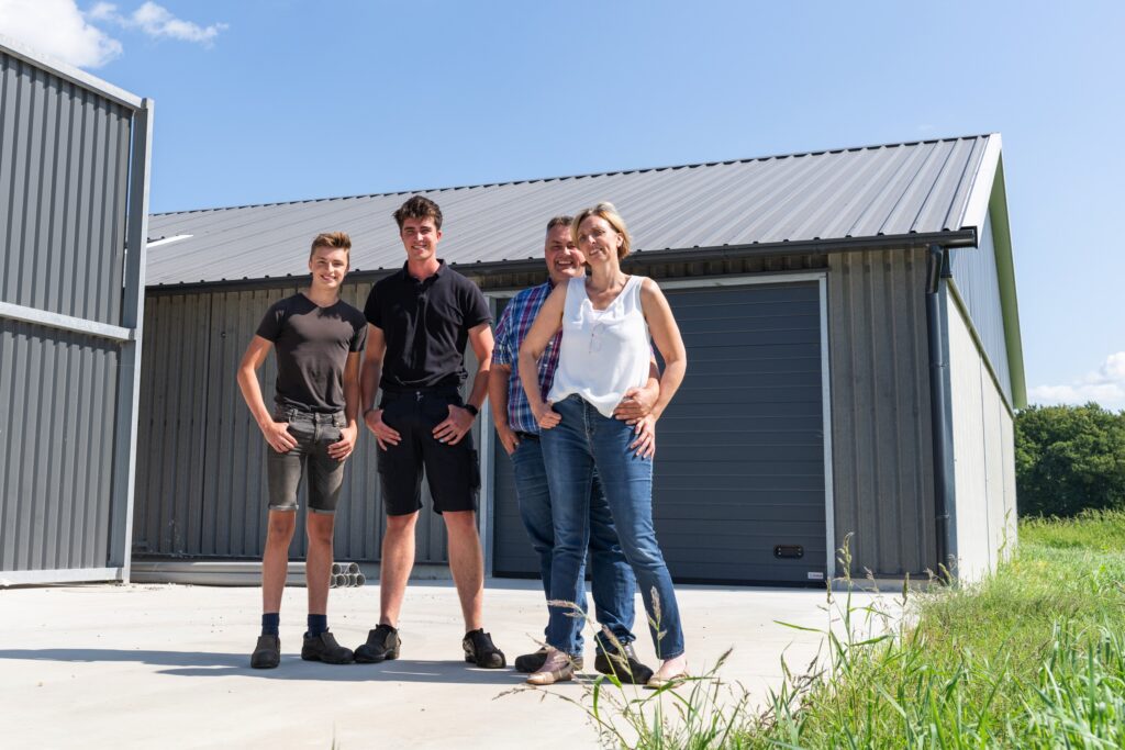 Familie Beijering bouwde overdekte uitlopen tussen pluimveestallen ...